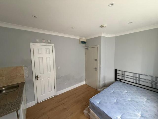 Studio Flat, Overdown Road, SE6