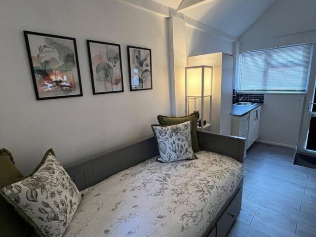 Studio Flat, Overstone Road, LU4