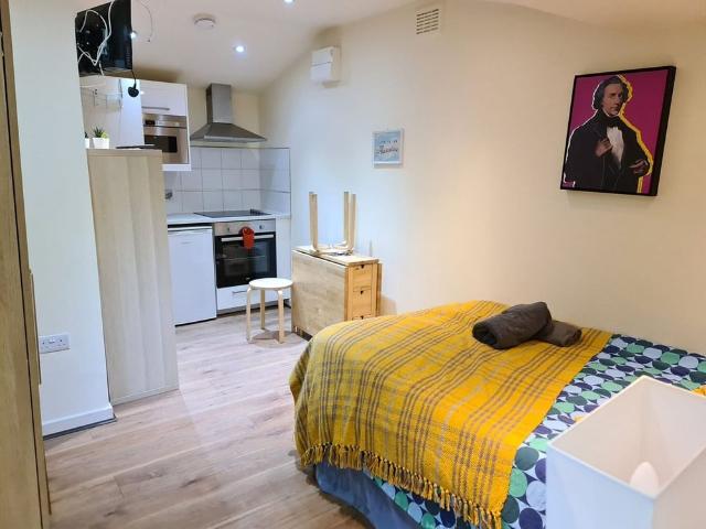 Studio Flat, Park Avenue, NW2
