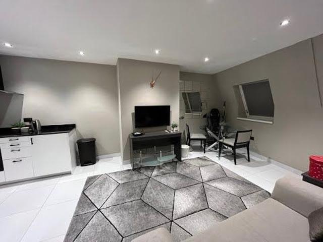 Studio Flat, Park Square East, LS1