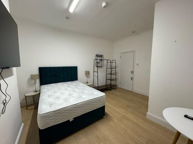Studio Flat, Pembroke Road, W8