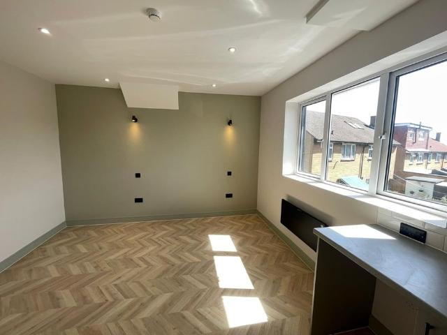 Studio Flat, Pendennis Road, SW16