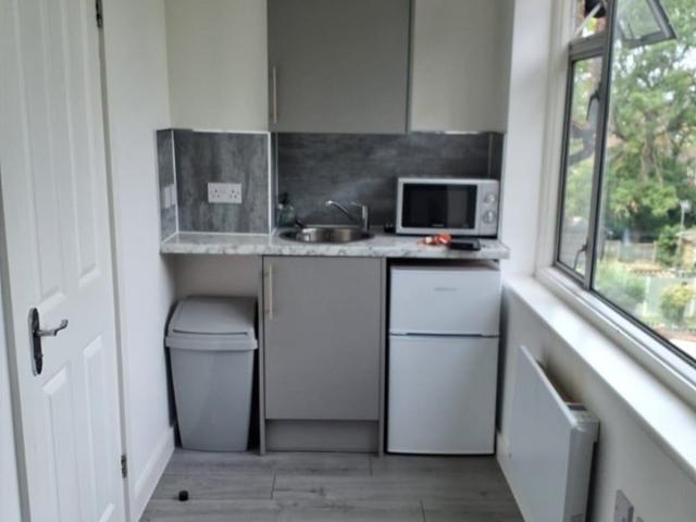 Studio Flat, Penderry Rise, SE6