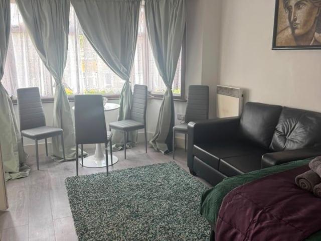 Studio Flat, Pennine Drive, NW2