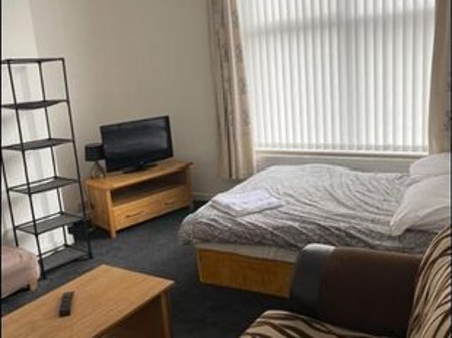 Studio Flat, Portland Crescent, M13
