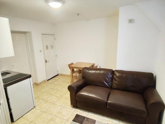 Studio Flat, Princess Street, LU1