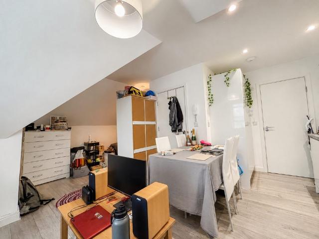 Studio Flat, Priory Avenue, High Wycombe, Buckinghamshire, HP13 6SQ