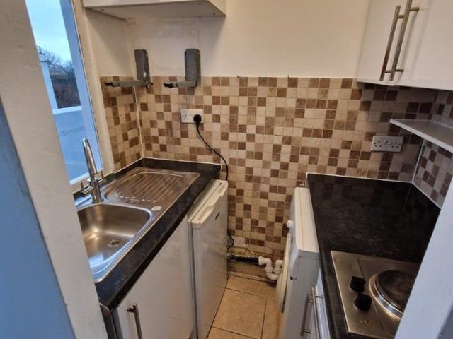 Studio Flat, Pullman Court, SW2