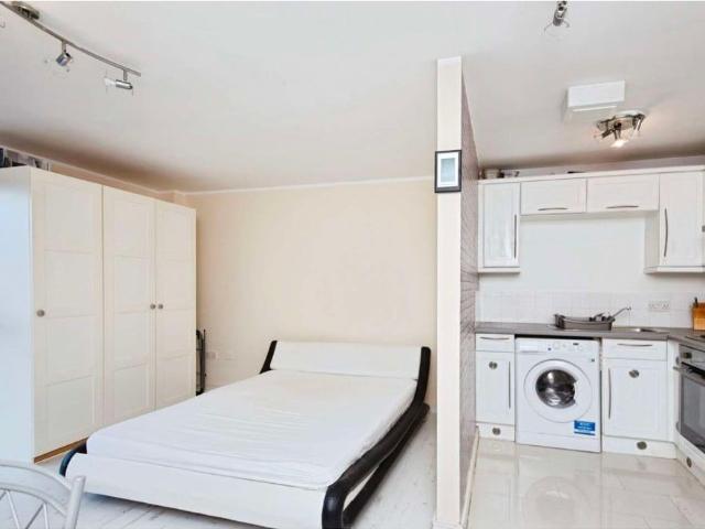 Studio Flat, Red Bank, M4
