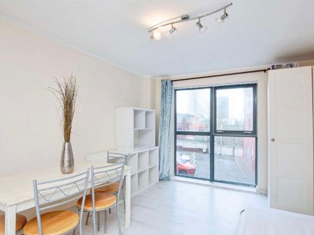 Studio Flat, Red Bank, M4
