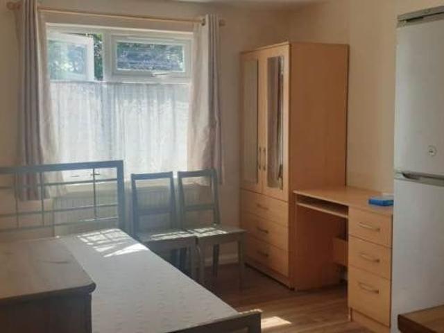 Studio Flat, Rees Drive, CV3