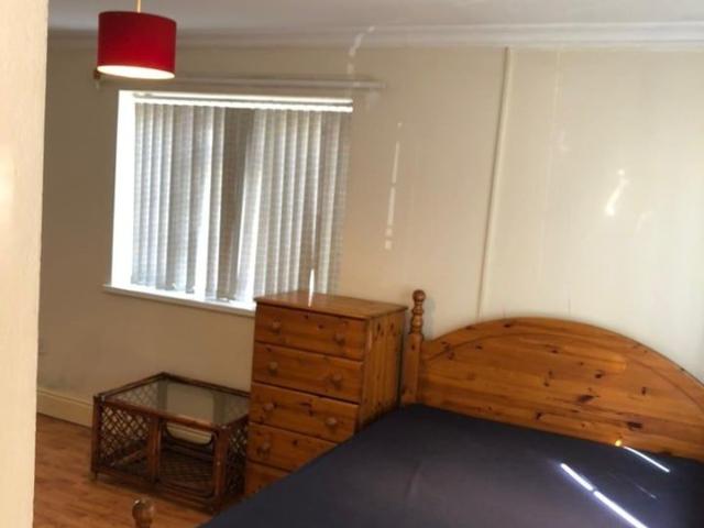 Studio Flat, Rhone Close, B11