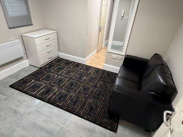 Studio Flat, Ridgway Road, LU2