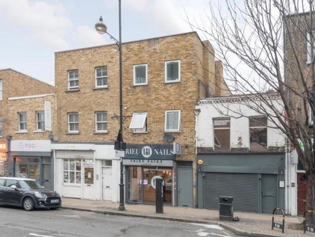 Studio Flat, Roman Road, E2