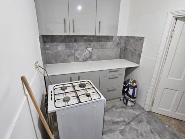 Studio Flat, Romford Road, E12
