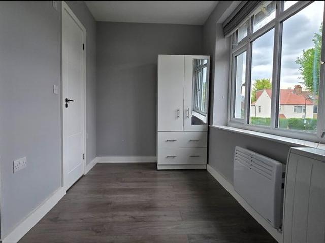Studio Flat, Rose Gardens, W5
