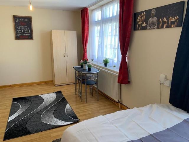 Studio Flat, Rosebery Avenue, N17