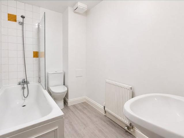 Studio Flat, Royal College St, NW1