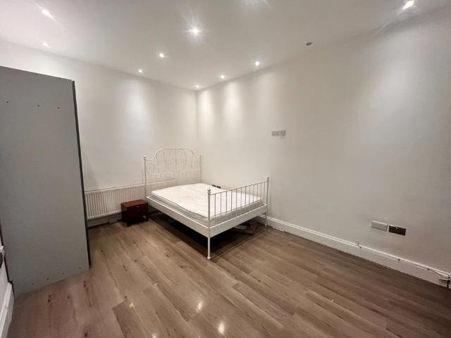 Studio Flat, Selhurst Road, SE25