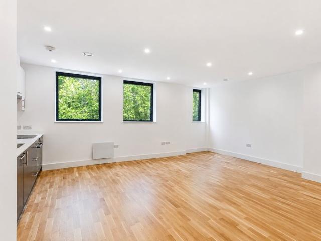 Studio Flat, Seven Sisters Road, N15