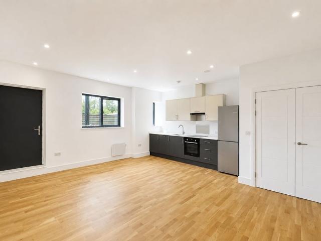 Studio Flat, Seven Sisters Road, N15