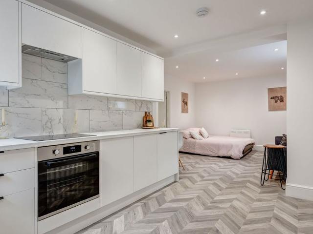 Studio Flat, Shearwood Road, S10