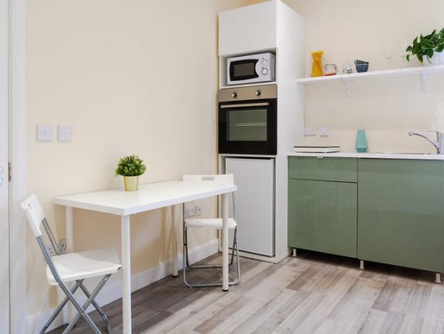 studio flat Sheperds Bush W12