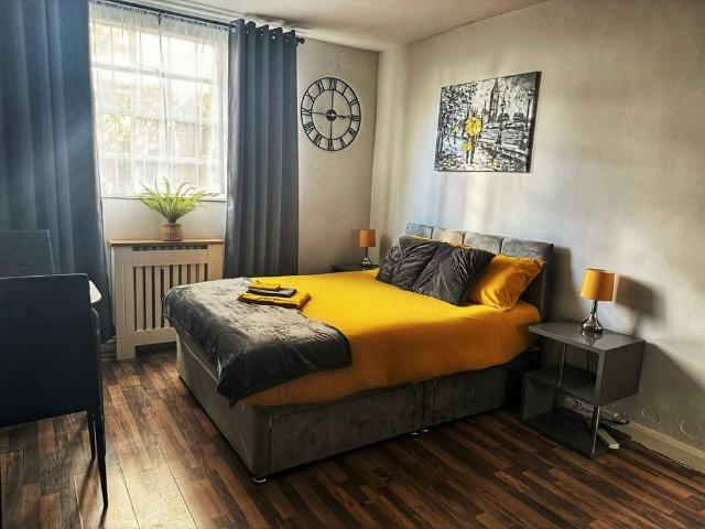 Studio Flat, Shepherds Bush Green, W12