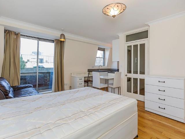 Studio Flat, Sherborne Court, SW5