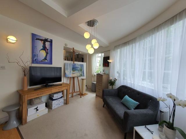 Studio Flat, Sloane Avenue Mansions, SW3
