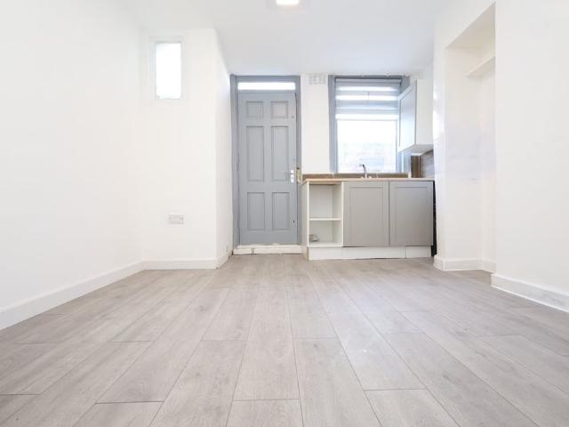 Studio Flat, Springfield Road, E5