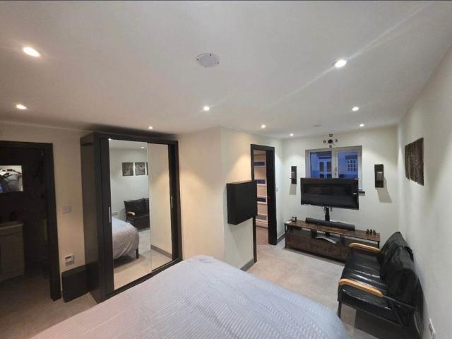 Studio Flat, St Andrews Road, IG1
