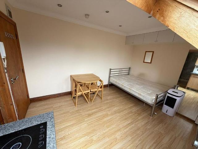 Studio Flat, Station Road, N3