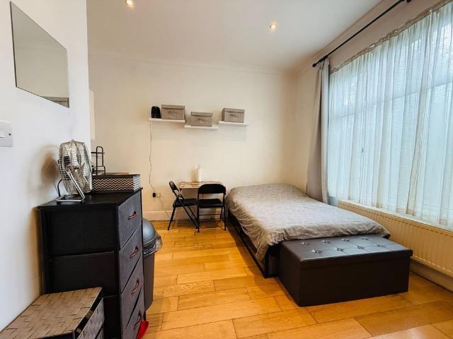 Studio Flat, Staverton Road, NW2
