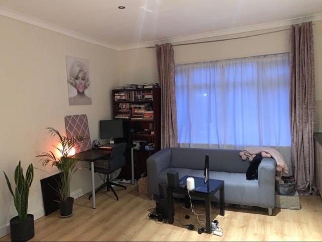 Studio Flat, Staverton Road, NW2