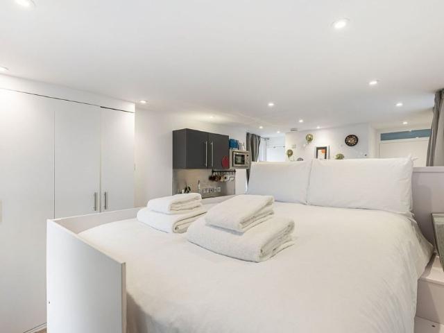 Studio Flat, Stamford Brook Road, W6