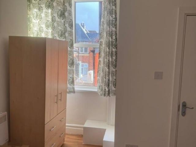 Studio Flat, Stamford Hill, N16