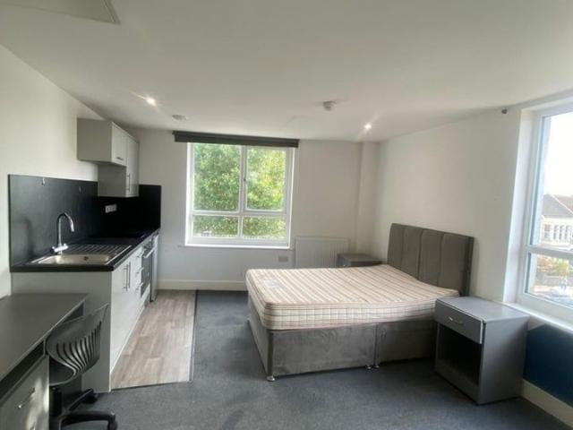 Studio Flat, Straits Parade, BS16