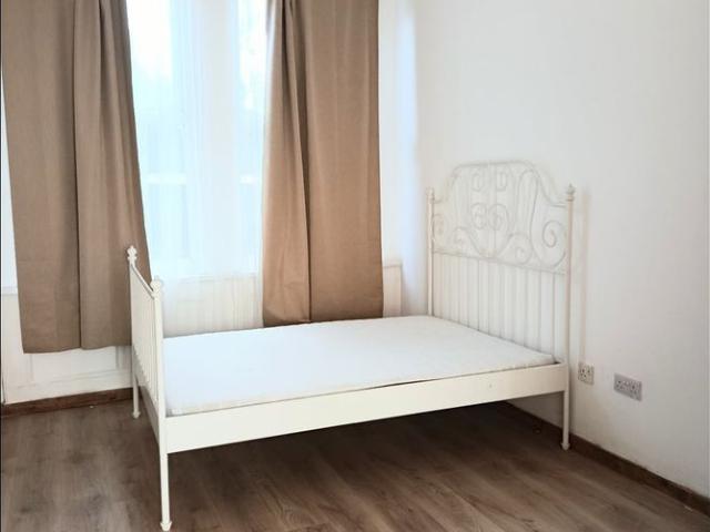 Studio Flat, Streatham High Road, SW16