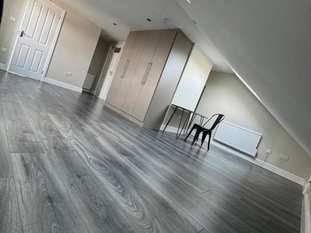 Studio Flat, Sutton Road, TW5