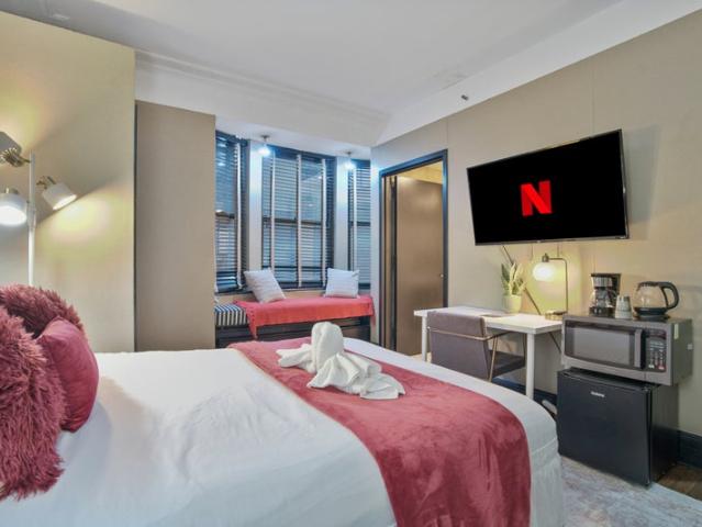 Studio King & Ensuite Bath Midtown Manhattan