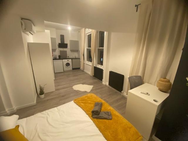 Studio I Stamford Hill I Couples welcome
