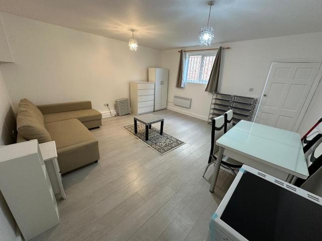 Studio In Green Lanes, London Area N4, Studio to rent, £1,250 pcm | PrimeLocation