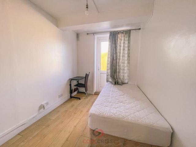 Studio in Kember Street, Islington, N1