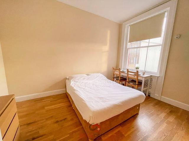 Studio in Kensington Gardens Square, Bayswater, W2