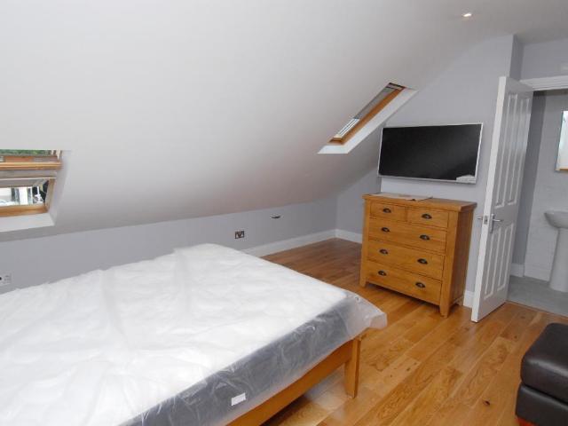 studio in Kingston Road, Wimbledon Chase, SW20 8JS