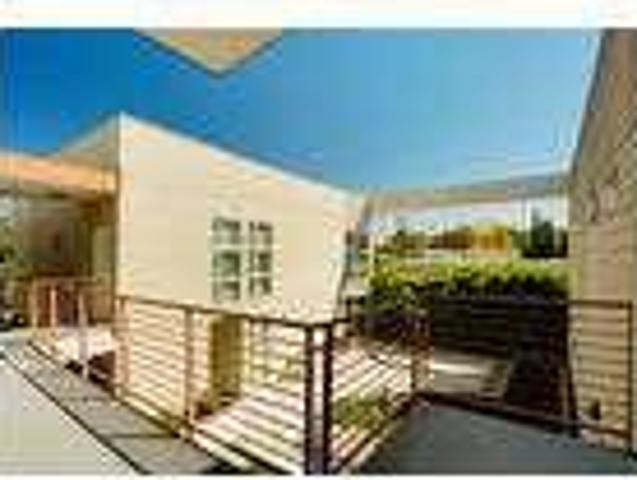 Studio in Los Angeles. Covered parking!