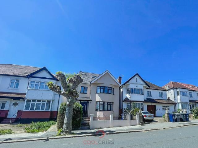 Studio in Sevington Road, Hendon, NW4