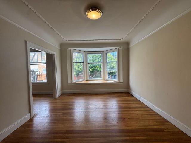 Studio in Prime Marina location on Broderick!