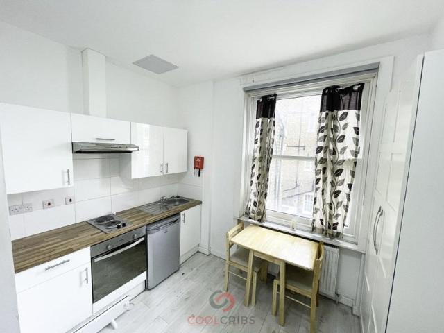 Studio in Warwick Road, Earls Court, SW5
